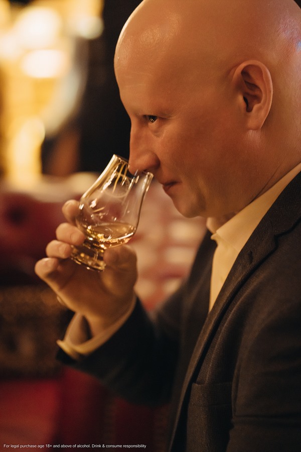 Ewan Gunn và hành trình dẫn lối tinh hoa - Hậu trường Sao