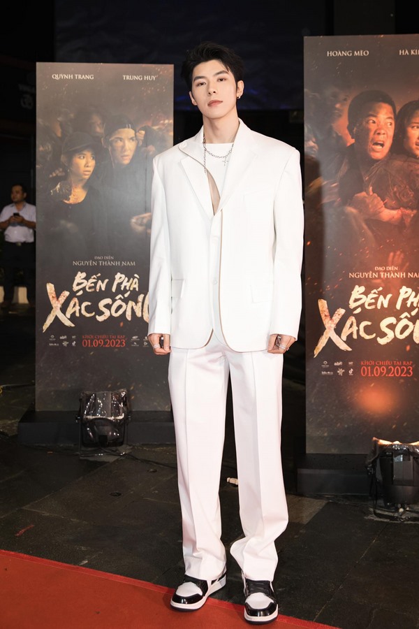 Diễn viên Trung Huy điển trai như bạch mã hoàng tử tại sự kiện ra mắt phim. - Hậu trường Sao