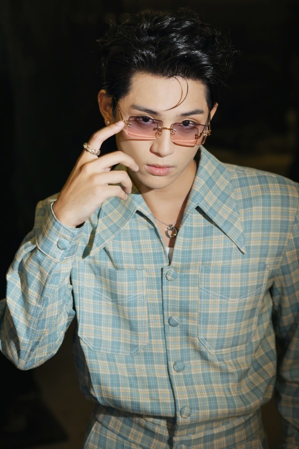 GREY D tự đàn tự hát ‘tình yêu chậm trễ’ gây sốt mạng xã hội - Hậu trường Sao