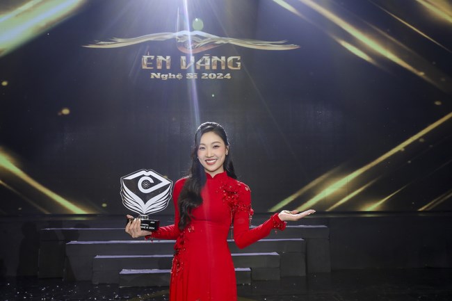 Chung kết Én Vàng Nghệ Sĩ 2024: NSƯT Hoài Linh bất ngờ xuất hiện hỗ trợ ...